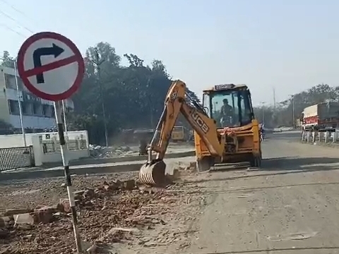 Demart under construction near Dharampur Chowk in Valsad removed ...