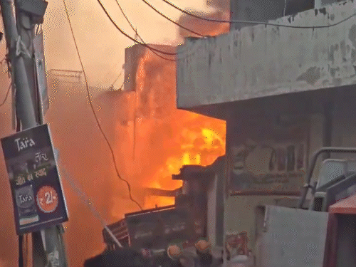 Paint factory fire in Delhi, 11 dead | દિલ્હી પેઇન્ટ ફેક્ટરીમાં ભીષણ આગ ...