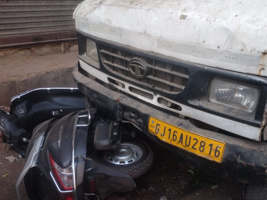 A tempo caused an accident while collecting garbage in Surat | સુરતમાં ...