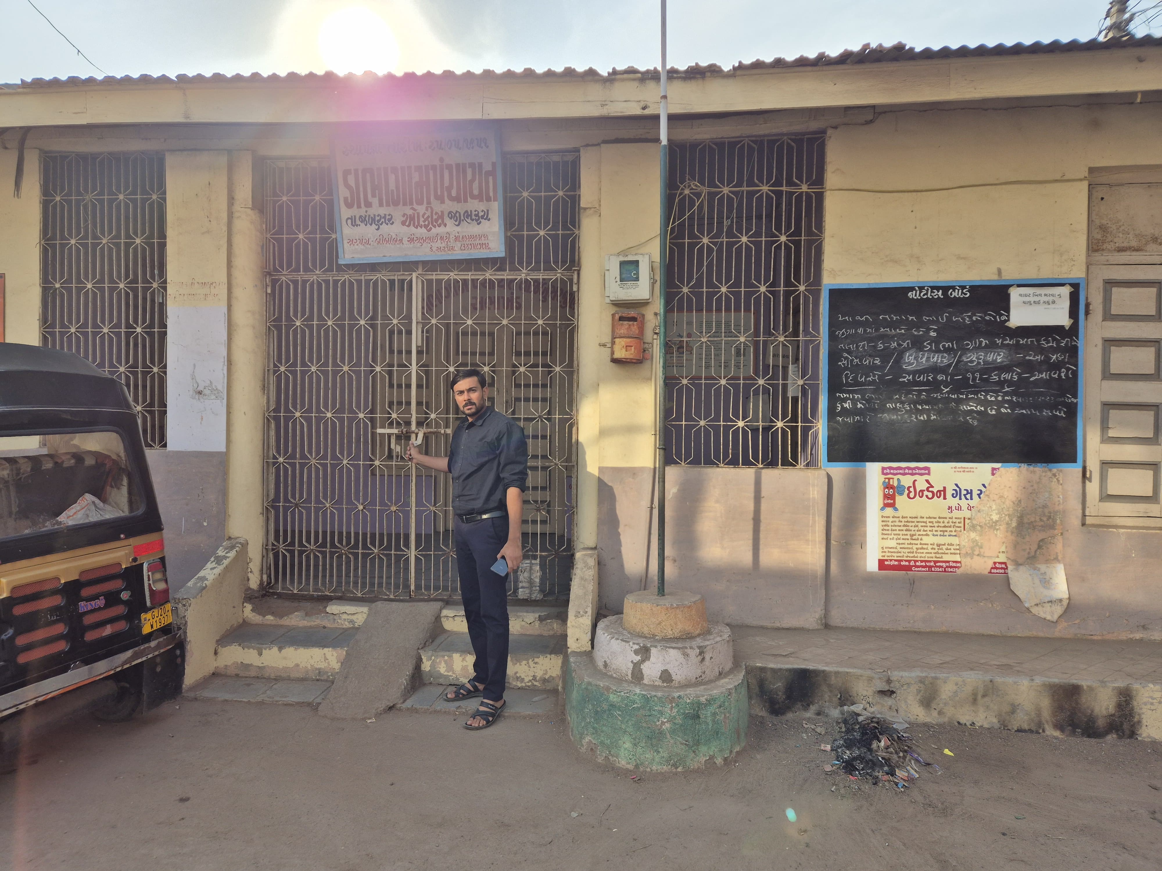 Jambusar TDO's surprise checking in 70 Panchayats: action against absentee 6 Talati | કાર્યવાહી ...