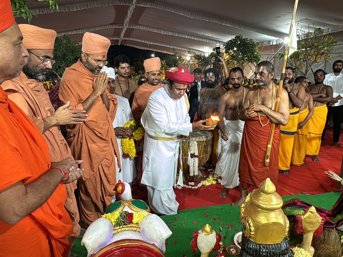 Meeting of Acharyas of Vadtal Sampraday and Ramanuja Sampraday in ...