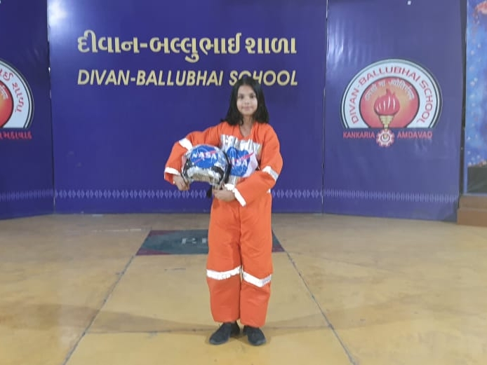 A fancy dress competition was held at Dewan-Ballubhai Primary School ...