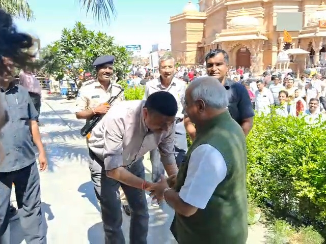 Umesh Makwana took blessings of Nitin Patel | કોણ છે ઉમેશ મકવાણા ...