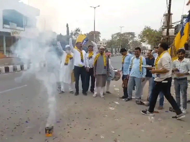 Umesh Makwana took blessings of Nitin Patel | કોણ છે ઉમેશ મકવાણા ...