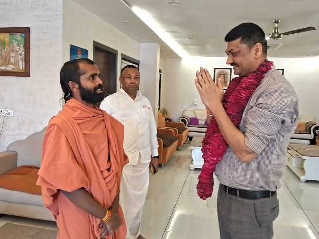 Umesh Makwana took blessings of Nitin Patel | કોણ છે ઉમેશ મકવાણા ...