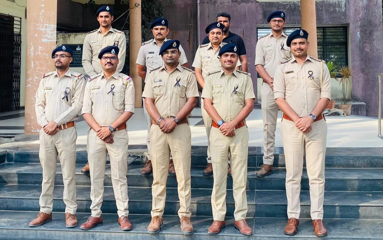 In Navsari, RTO inspectors protested by wearing black armbands | વિરોધ ...