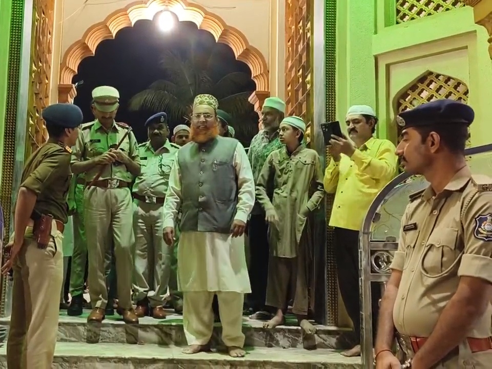 Celebrating the Ursh of Miamah Musa Bawa at Wali-e-Sorath Dargah in ...
