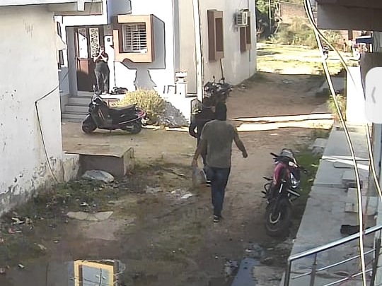 In the Ambikanagar Society in Godhra, the Marutiwan came to the fore ...