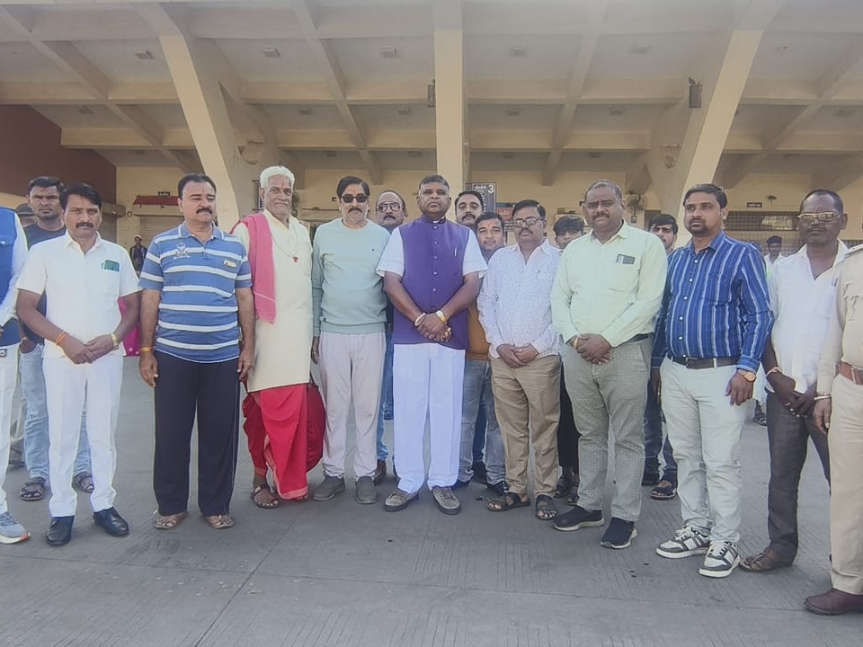 10 ST allotted to Jalod Depot. MLA gave the green signal to the buses ...