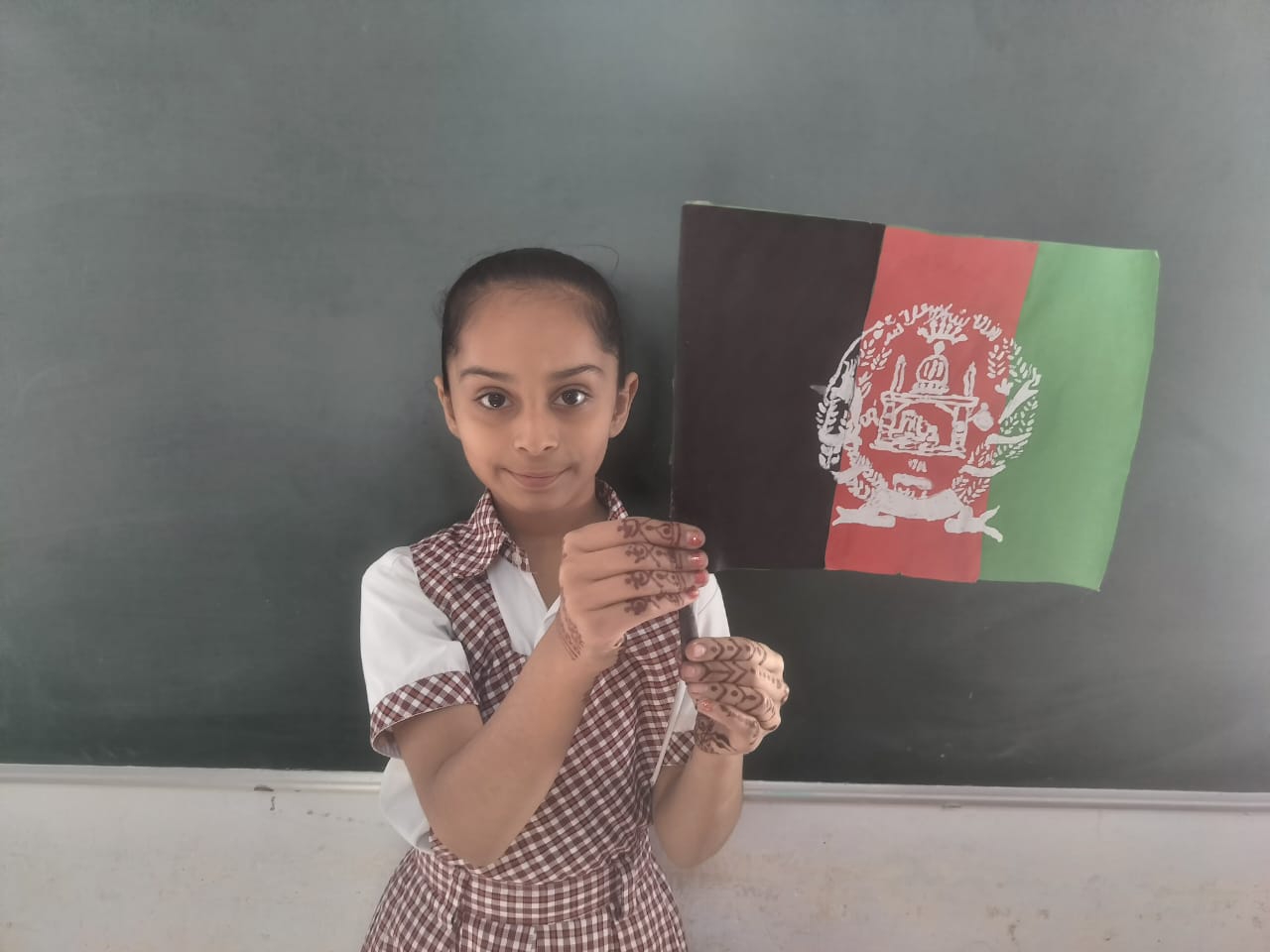 Daughters of Arya Kanya Gurukul made national flags of various ...