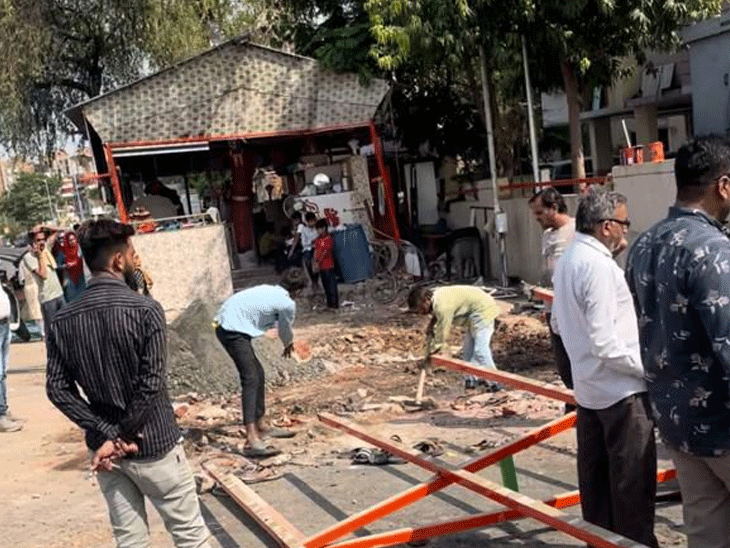 Controversy over demolition of temple shed | અમદાવાદમાં મંદિરનો શેડ ...