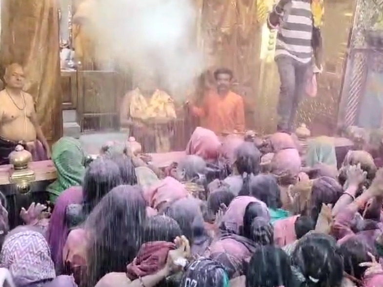 After Uthapan Aarti in Dakor, a grand procession with Abeel-Gulal ...