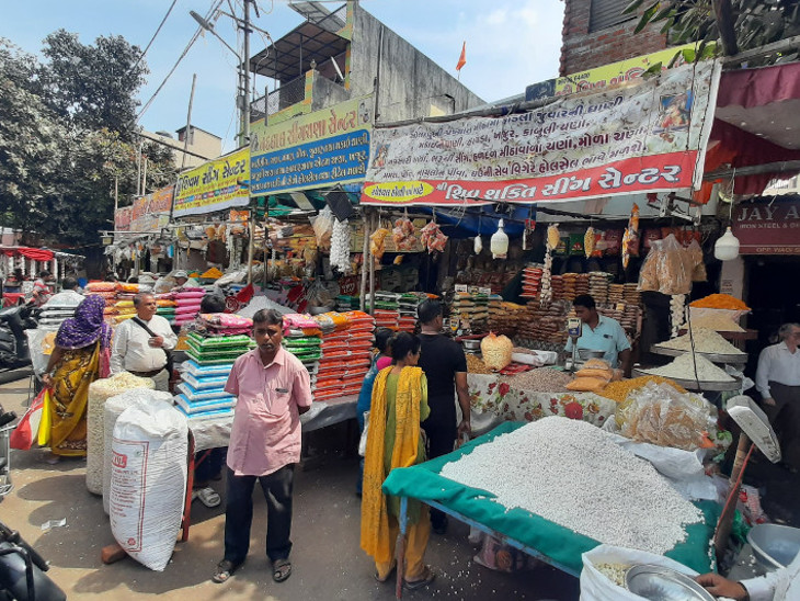 On the occasion of Hodi Parva in the city, dates and coriander seeds ...