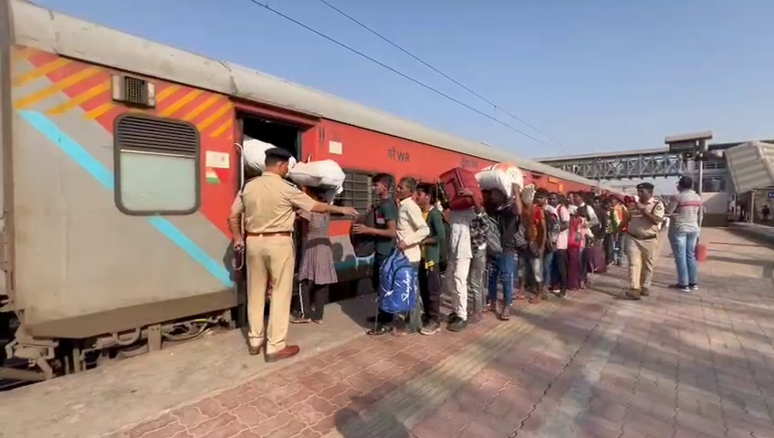 Surat railway station crowded on Holi festival, lines for Tapti Ganga ...