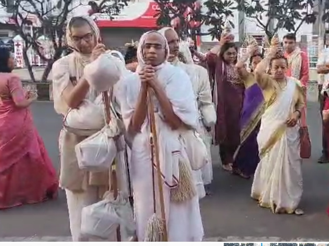 Harshjit Vijayji Aadi Thana Samai held in Alkapuri Jain Sangh; Alpaben ...