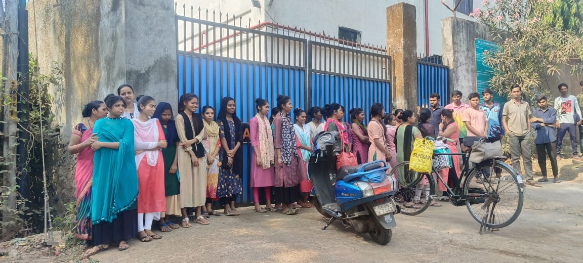 Workers strike in Umarkui village company over salary increase | માગ ...