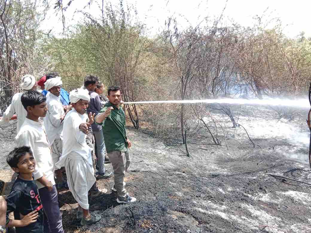 Bhatwar village of Vavna caused chaos due to fire in jowar bridge, huge ...