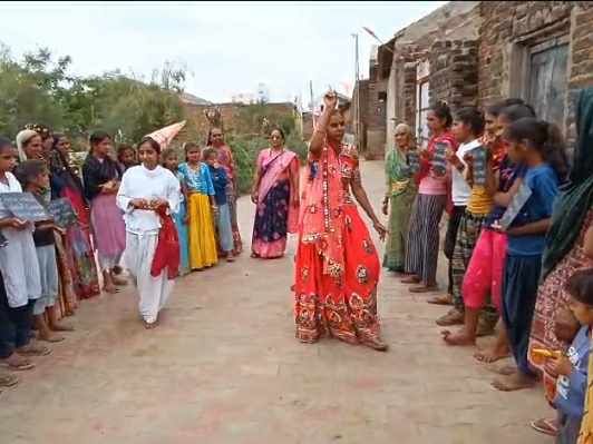 In Radhanpur-Santalpur taluka Rangla-Rangali explained the importance ...