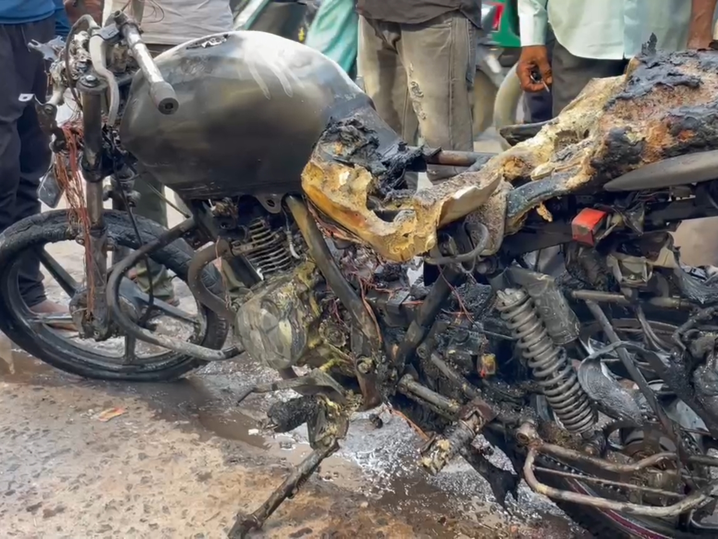 Motorcycle caught fire, VIDEO | મોટર સાયકલ ભડભડ સળગી ઉઠી, VIDEO ...