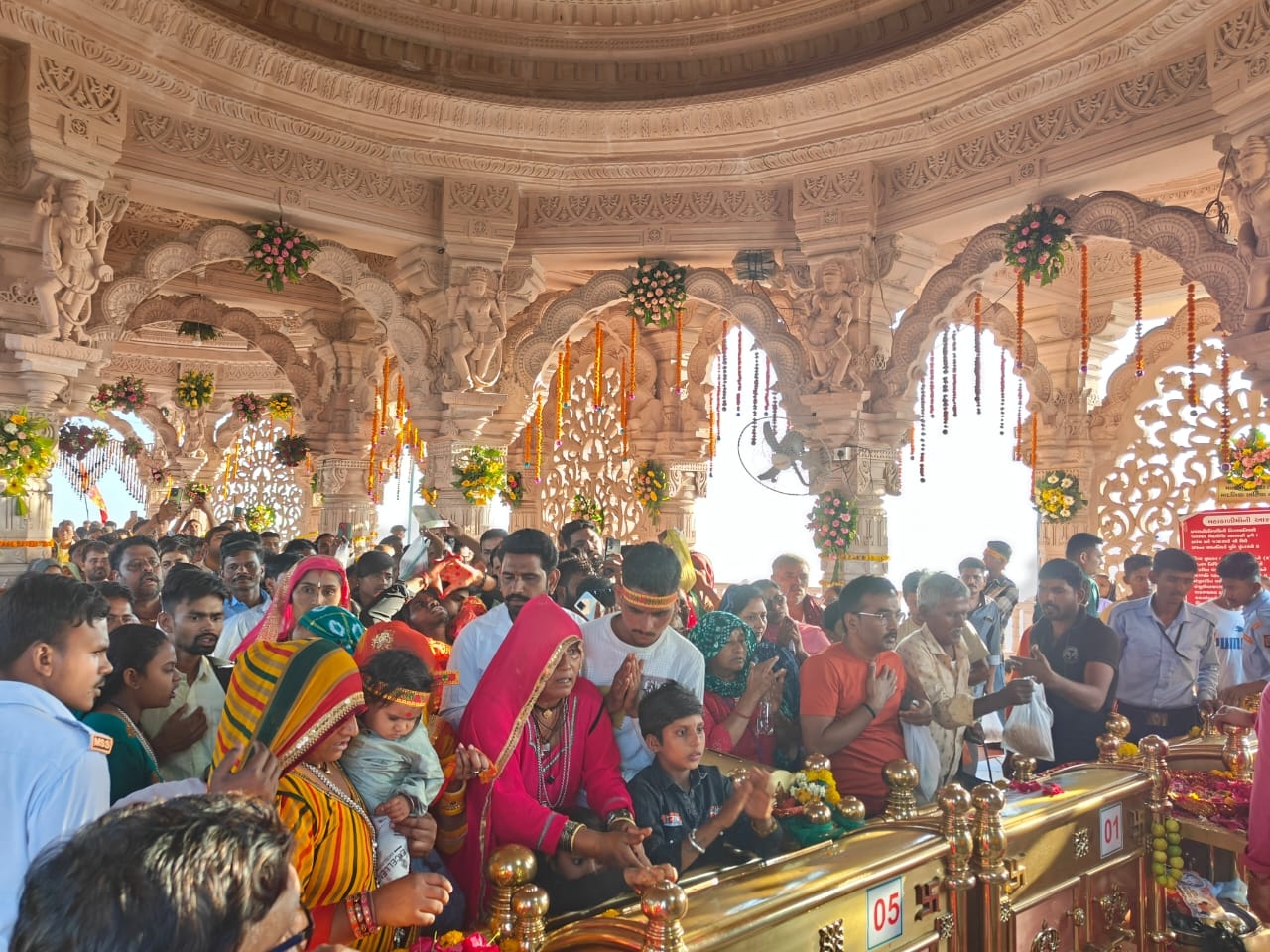 Ambaji Temple was decorated with colorful flowers, Pavagadh Mahakali ...