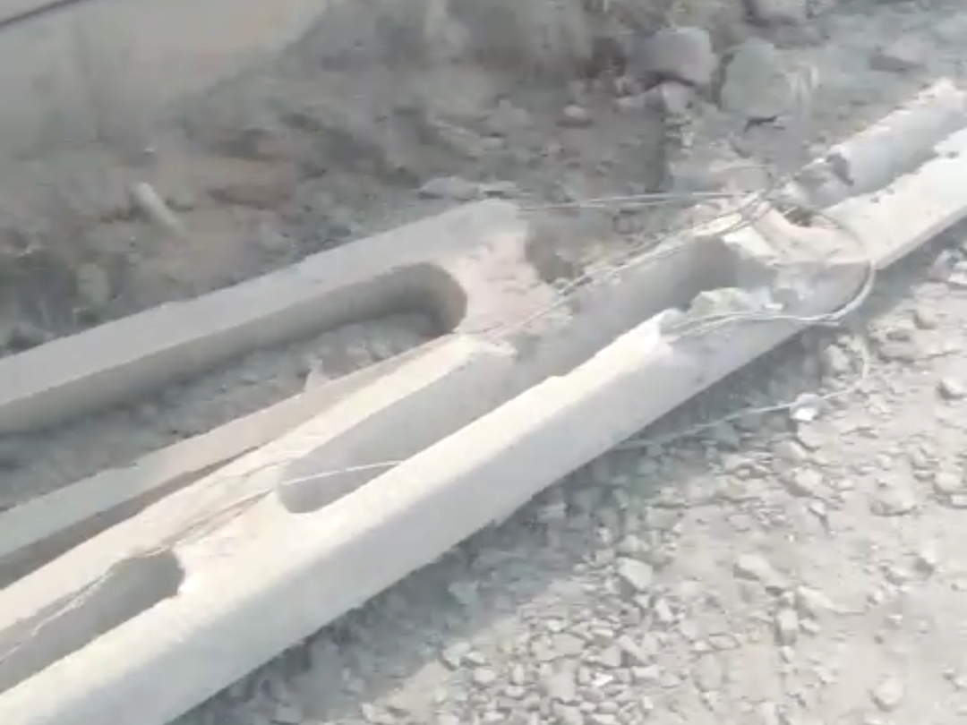 On the outskirts of Indrad village in Kadi, the trailer hit the RCC ...