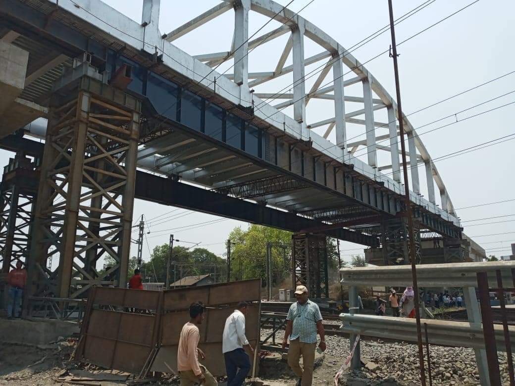 Finally, the work of installation of bridge gutter near Pardi railway ...