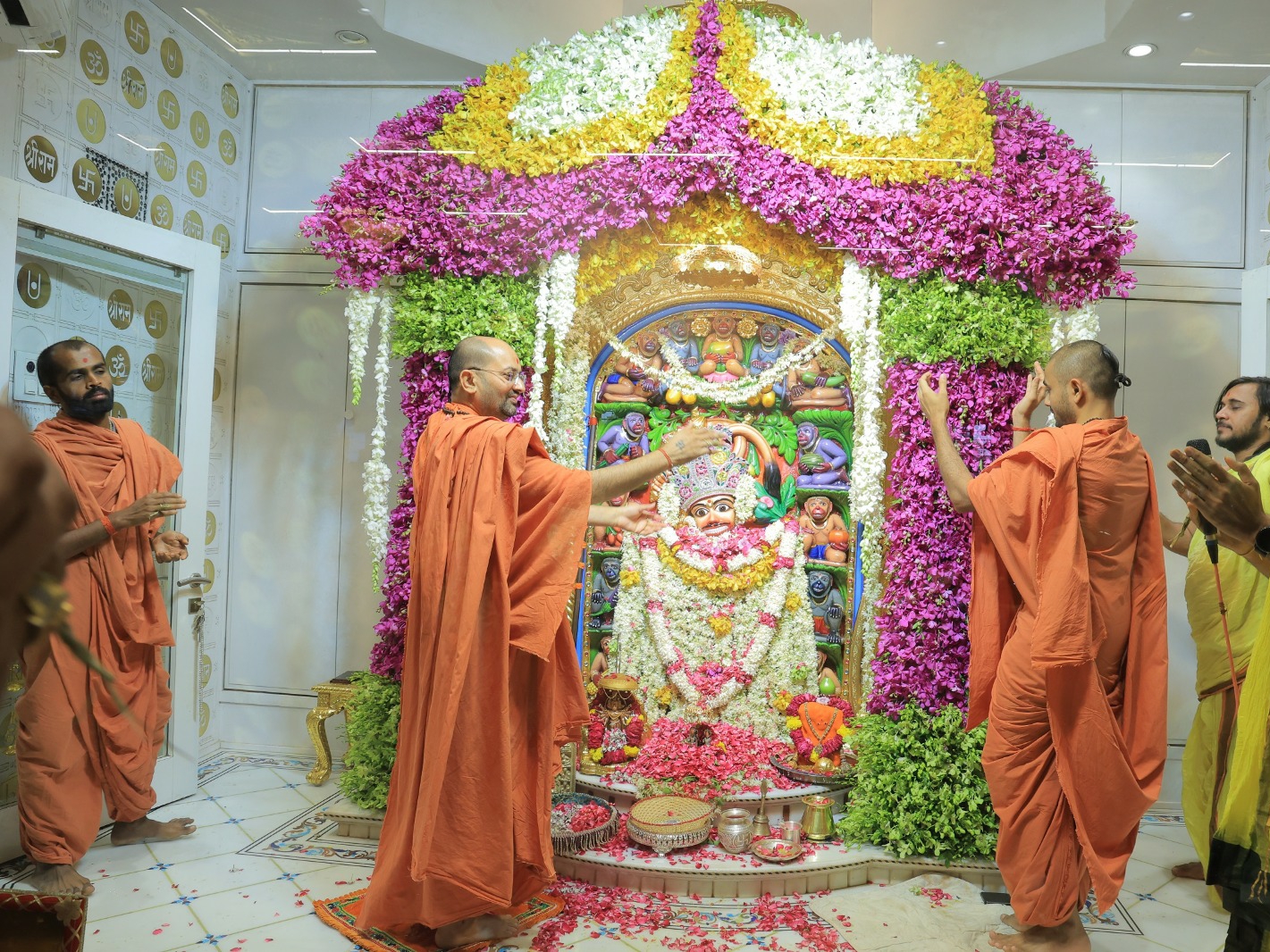 Grand Rajopachar Poojan of Shri Kastabhanjandev Hanumanji Dada at ...