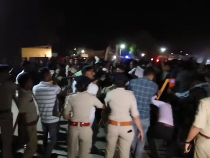 In Jamjodhpur, the youth of the Rajput community staged a protest at ...