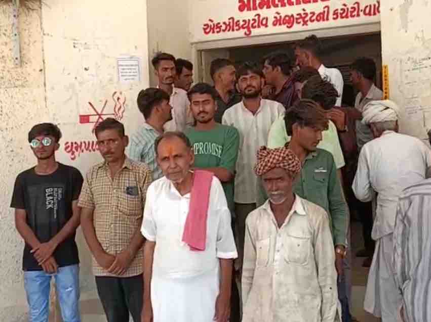 People of Chauthnesada village of Vavna submitted an application ...