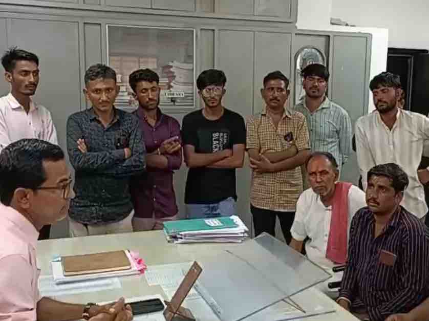 People of Chauthnesada village of Vavna submitted an application ...