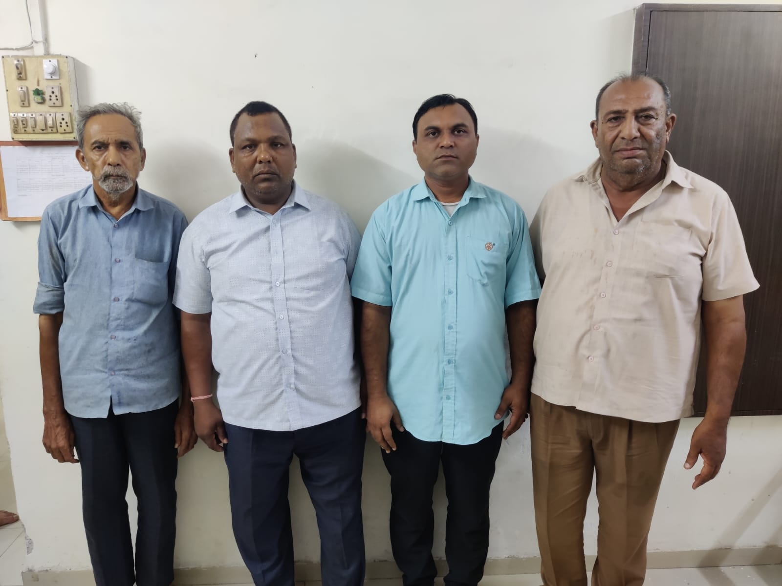 Valsad LCB nabs 4 men playing tinpatti gambling from Vapi-Chala ...