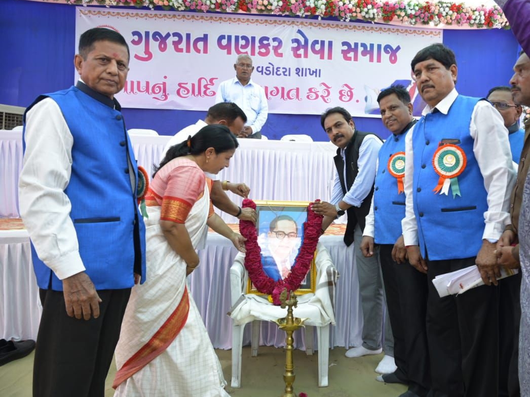 Gujarat Vankar Seva Samaj organized the 21st Samuhalagna | 12 નવદંપતીએ ...