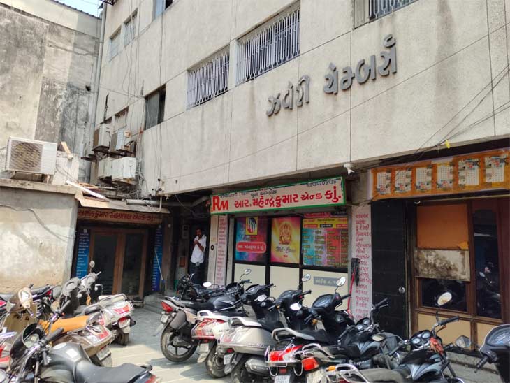 Shutters of Angadia firms fall down in Ahmedabad, every office appears ...