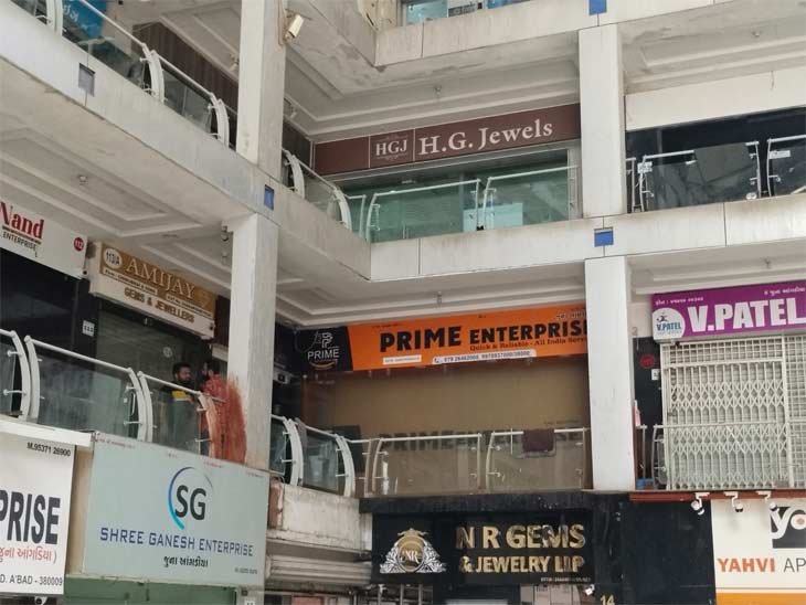Shutters of Angadia firms fall down in Ahmedabad, every office appears ...
