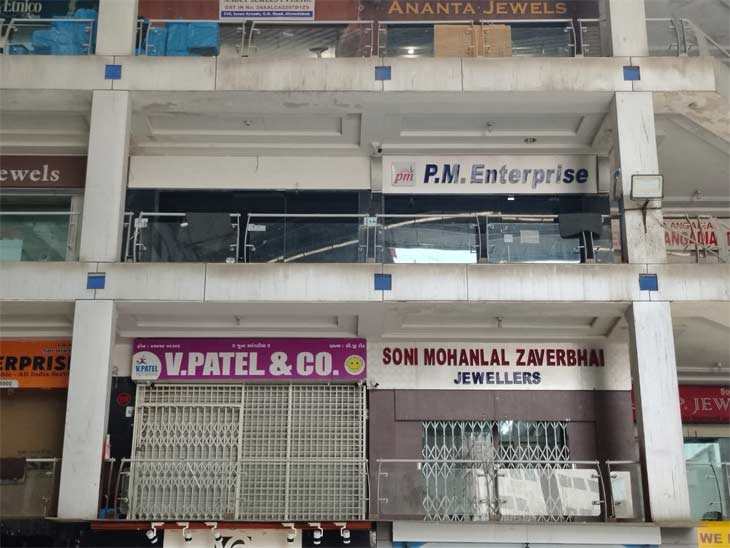 Shutters of Angadia firms fall down in Ahmedabad, every office appears ...