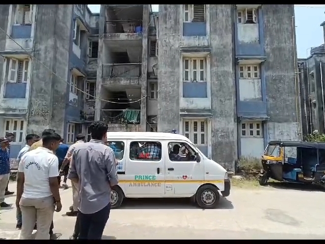 A police constable living in Vapi GIDC police line cut his life short ...