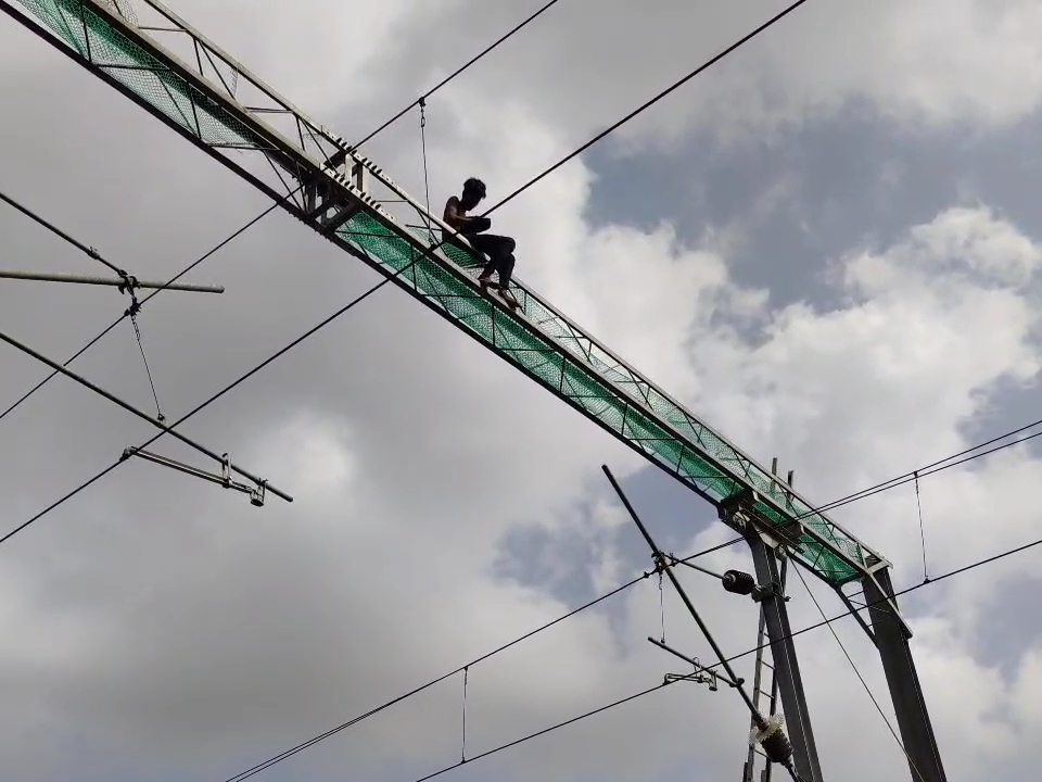 Heartfelt rescue on 25 KV power line | 25 KVની વીજ લાઈન પર દિલધડક ...