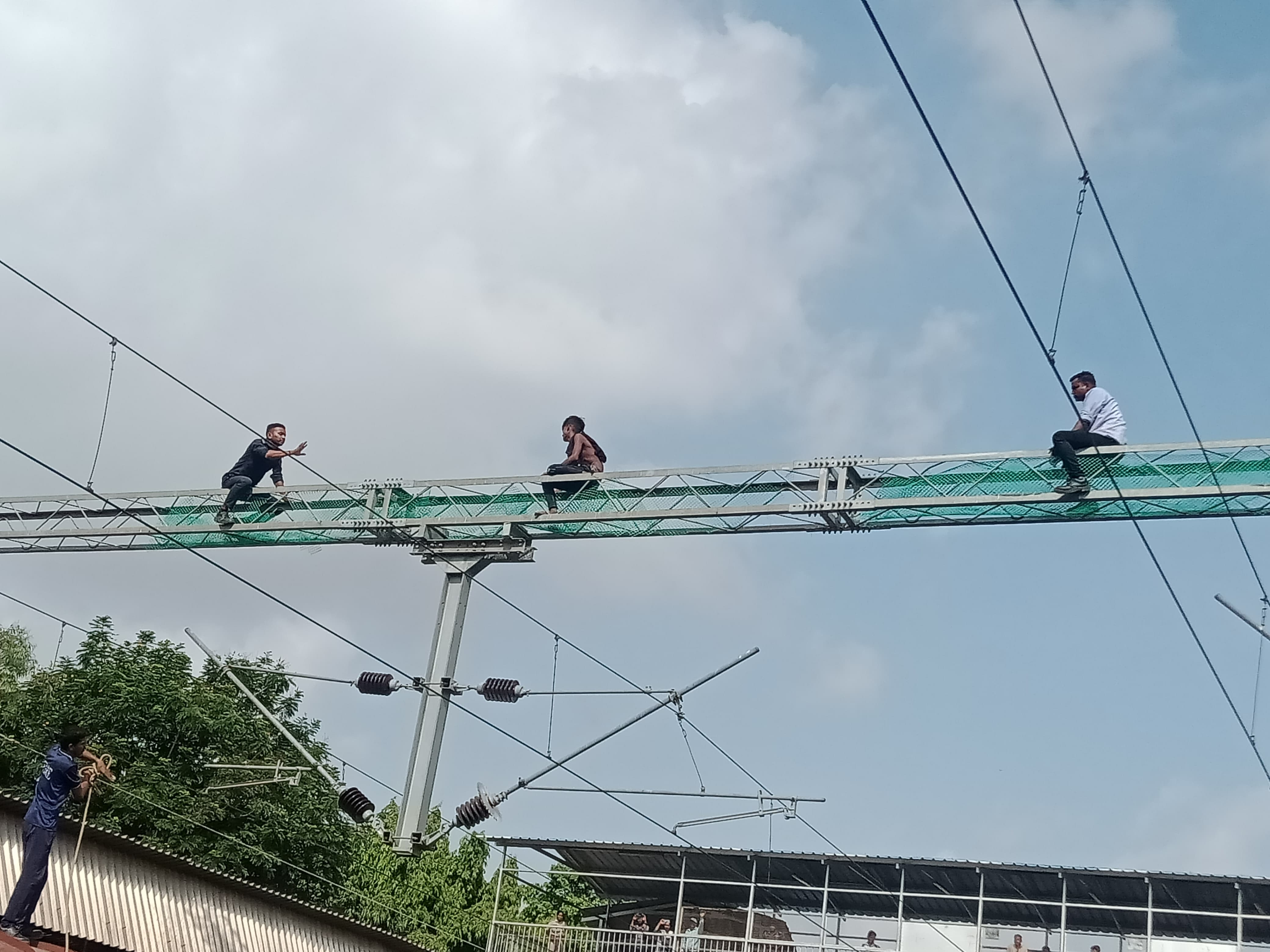 Heartfelt rescue on 25 KV power line | 25 KVની વીજ લાઈન પર દિલધડક ...