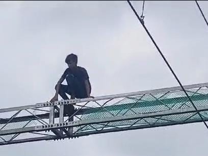 Heartfelt rescue on 25 KV power line | 25 KVની વીજ લાઈન પર દિલધડક ...