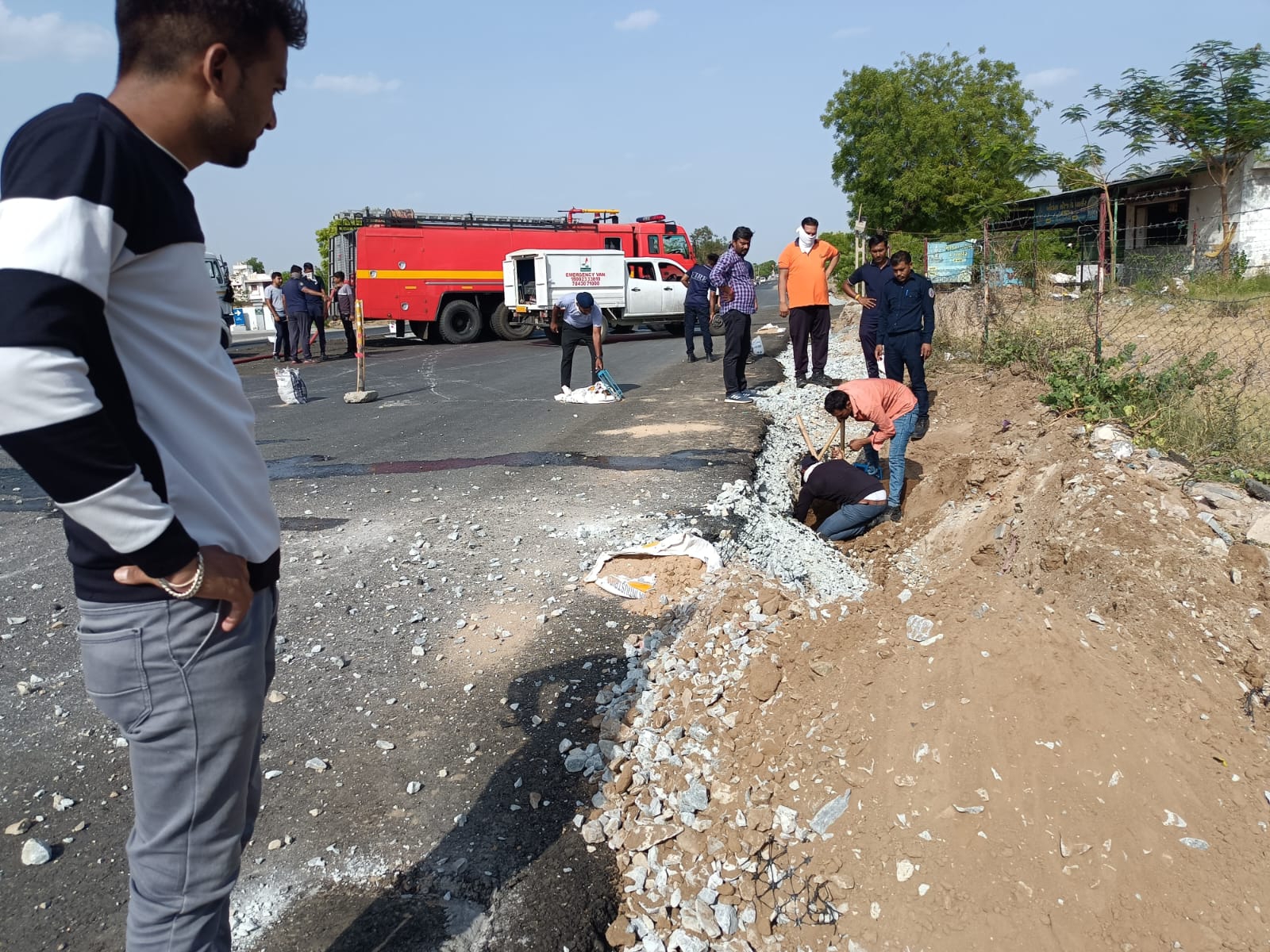 Sabarmati gas line leakage on Rampura road in Mehsana, fire team ...