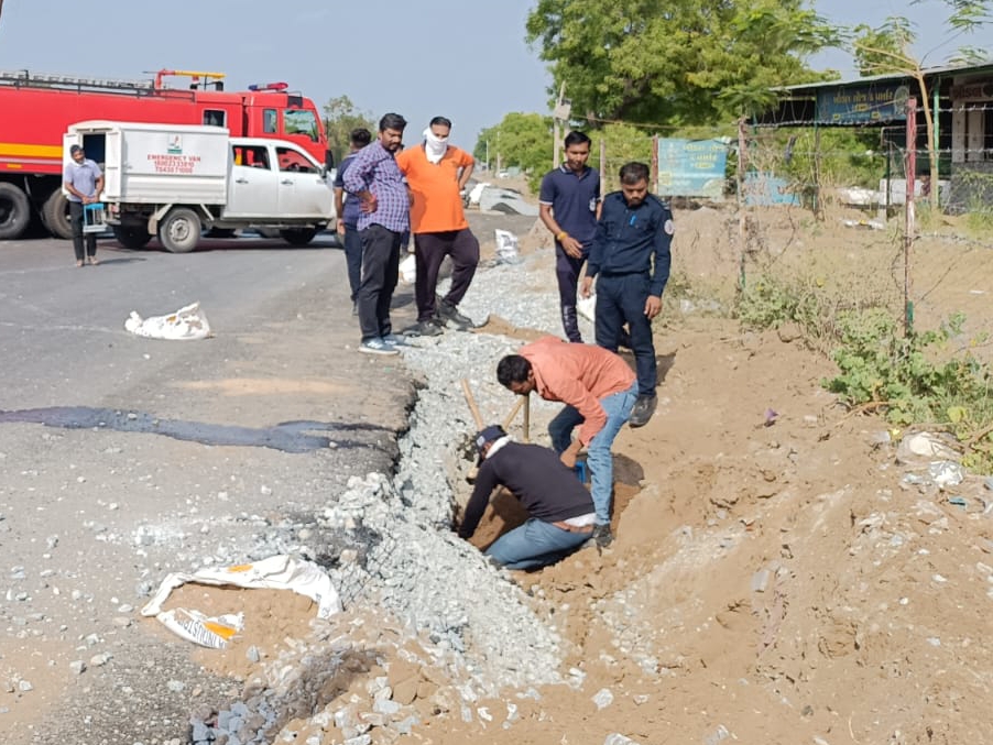 Sabarmati gas line leakage on Rampura road in Mehsana, fire team ...