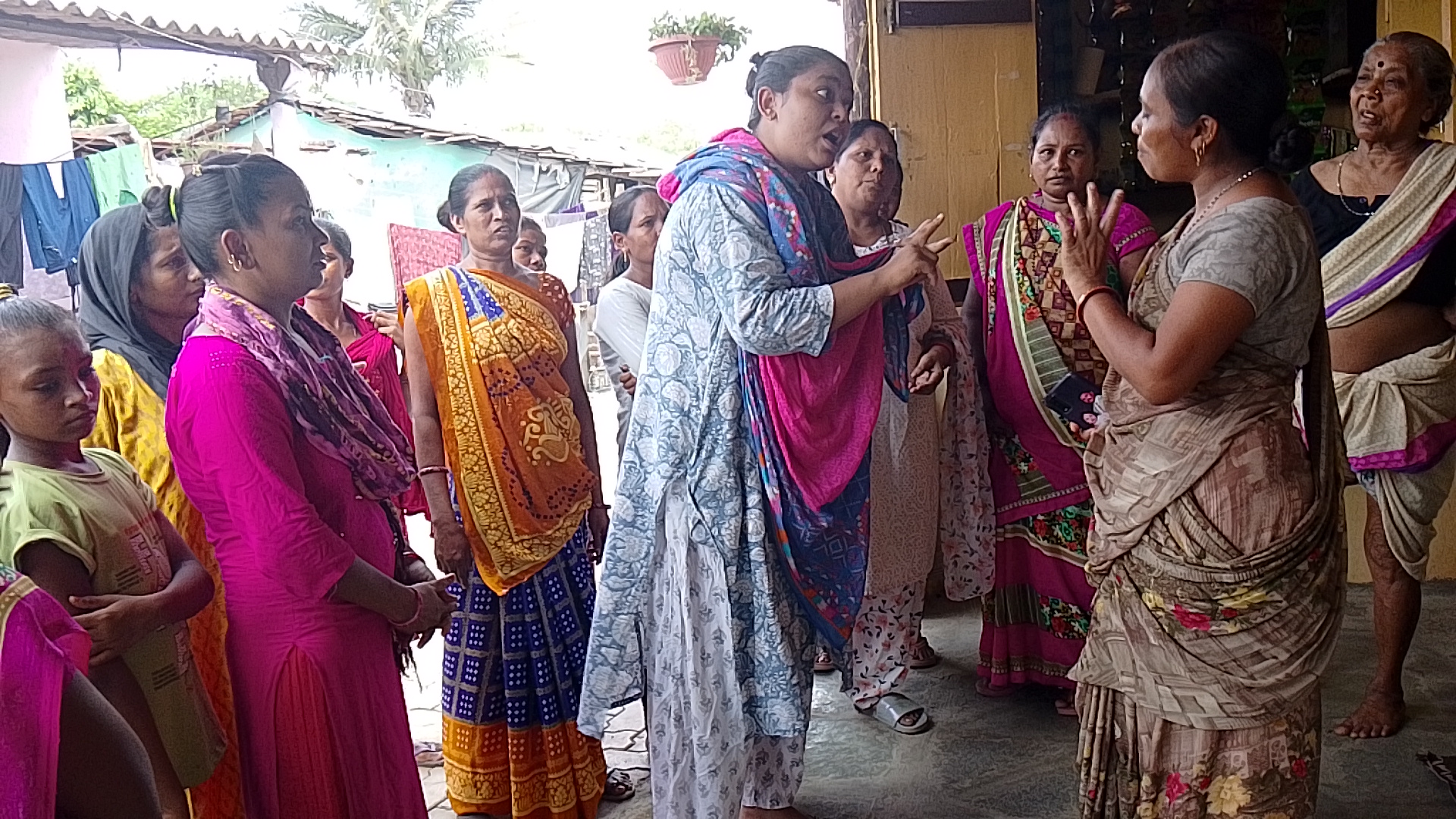 In Navsari's Kabilpore Sadak Paliya, there is a commotion of people at ...