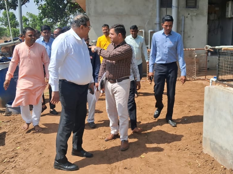 Gandhinagar District Collector visited the natural agriculture farm of ...