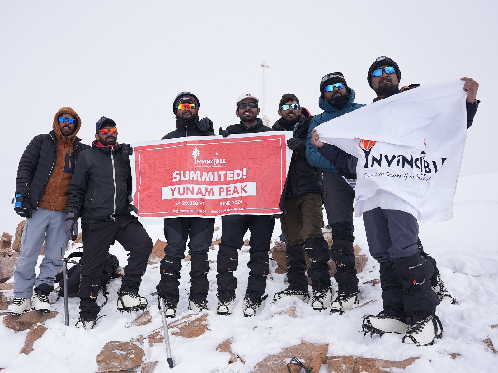 13 young adventurers hoisted the tricolor at a height of 20,050 feet on ...