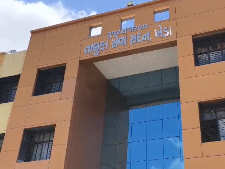 A surprise visit was made to the Taluka Seva Sadan in Kheda, there was ...