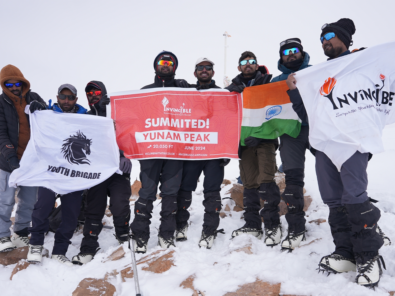 13 young adventurers hoisted the tricolor at a height of 20,050 feet on ...