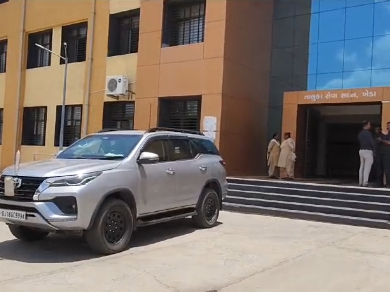 A surprise visit was made to the Taluka Seva Sadan in Kheda, there was ...