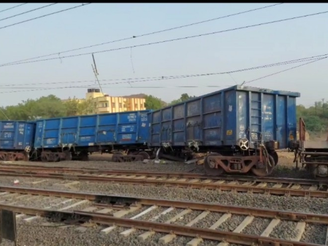 The carriages of the goods train fell | ગુડ્સ ટ્રેનના ડબ્બા ખરી પડ્યા ...