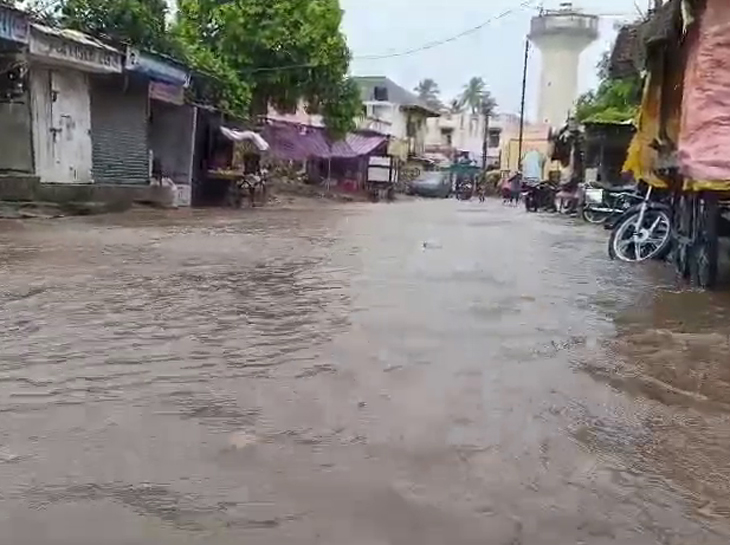 Moderate to heavy rain in Vadodara city district, two vehicles crushed ...