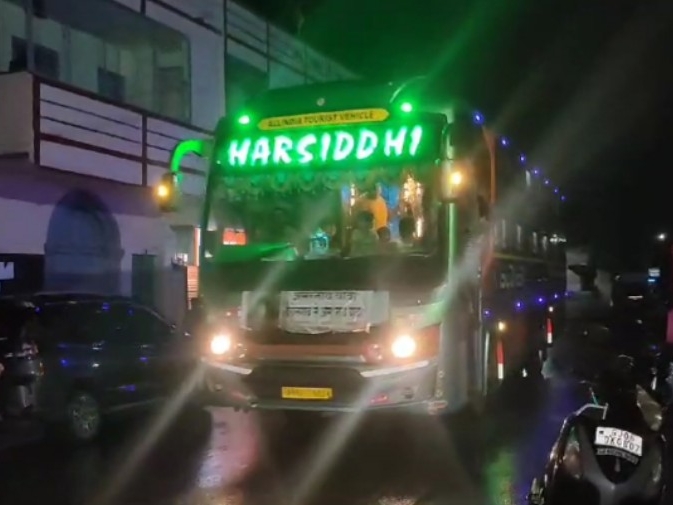 On the way to Amarnath Yatra, a luxury bus of 48 pilgrims took off from ...
